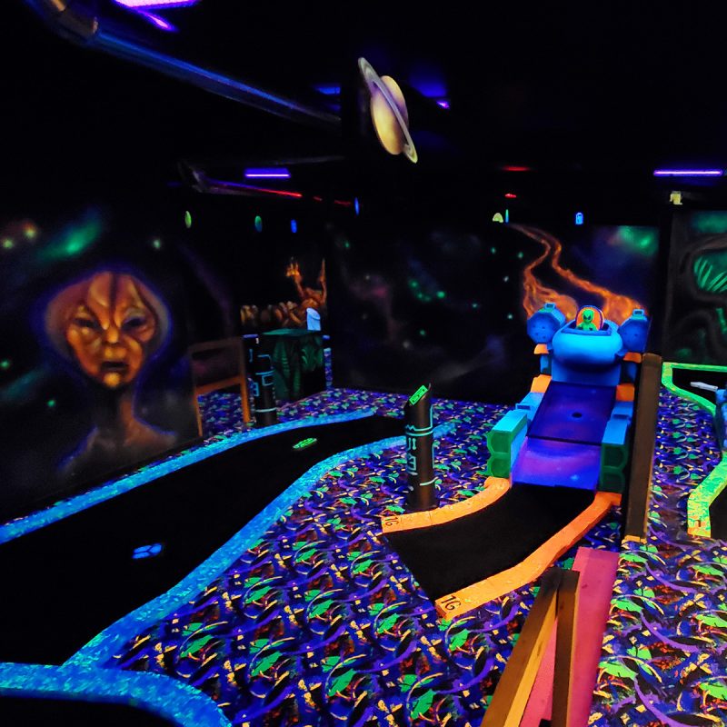 Aventure LaserPutt à Sherbrooke - Mini-Golf Unique et Lumineux